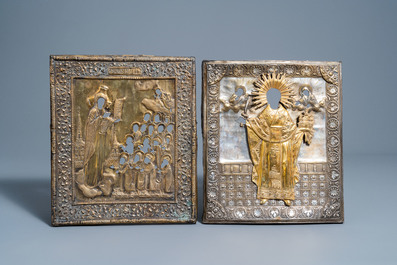Twee Russische iconen met verzilverd koperen oklad of riza, 'Sint ...