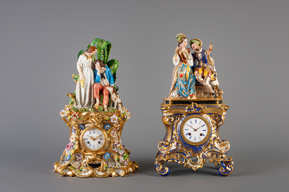 Twee tweedelige schouwklokken in Parijs porselein bekroond met ...